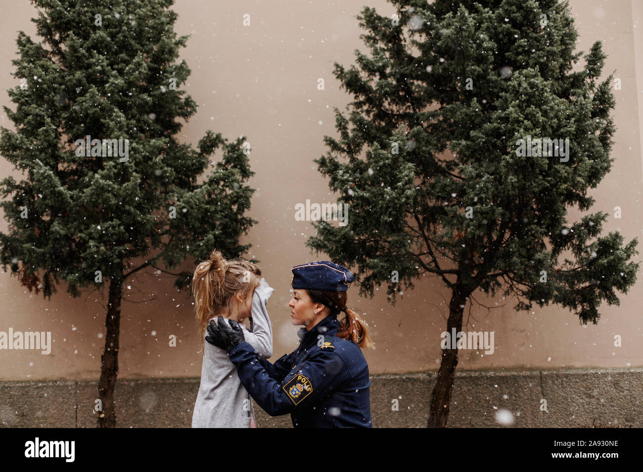 Police and people working together hi-res stock photography and images ...