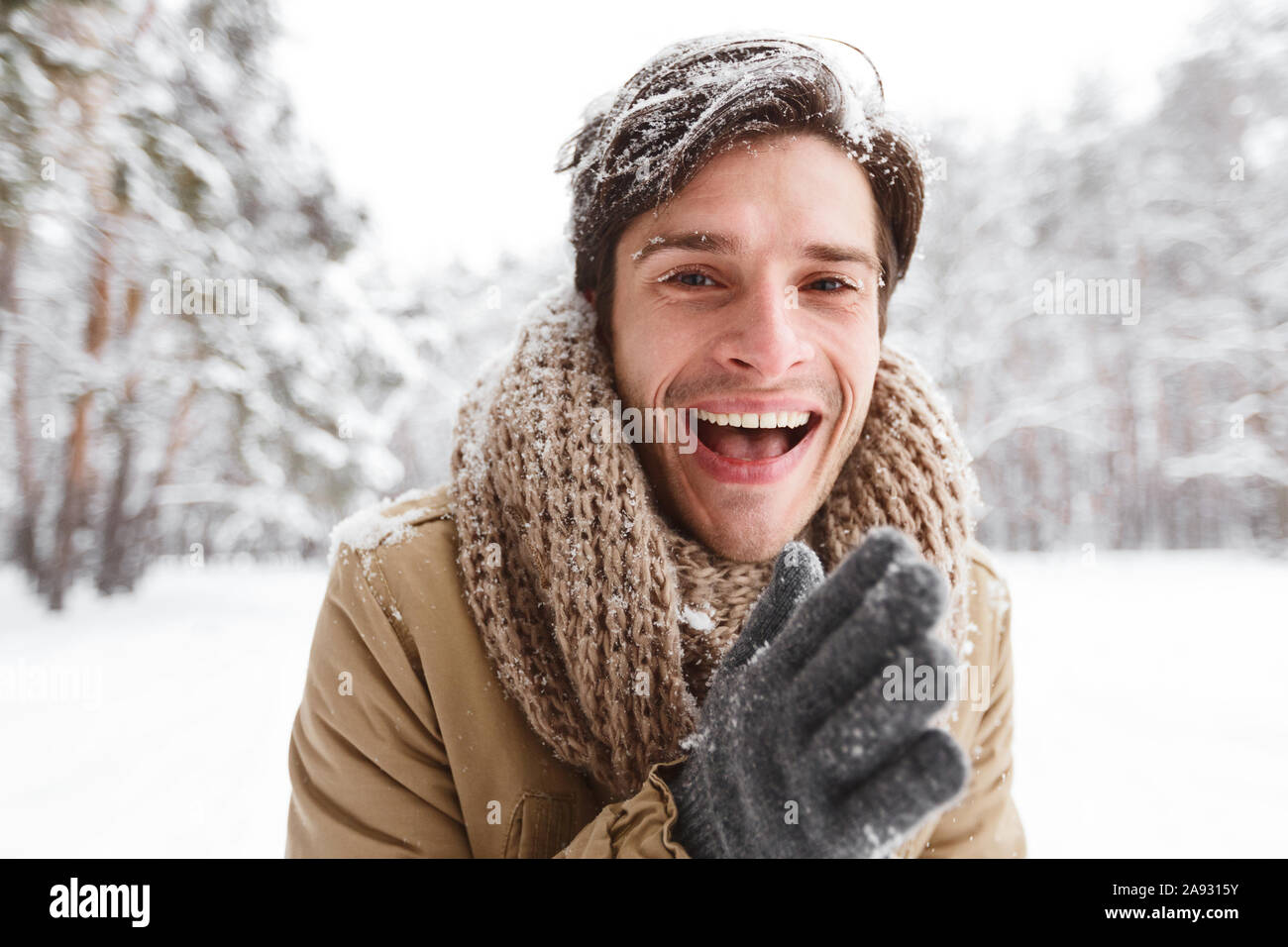 Rubbing hands cold hi-res stock photography and images - Alamy