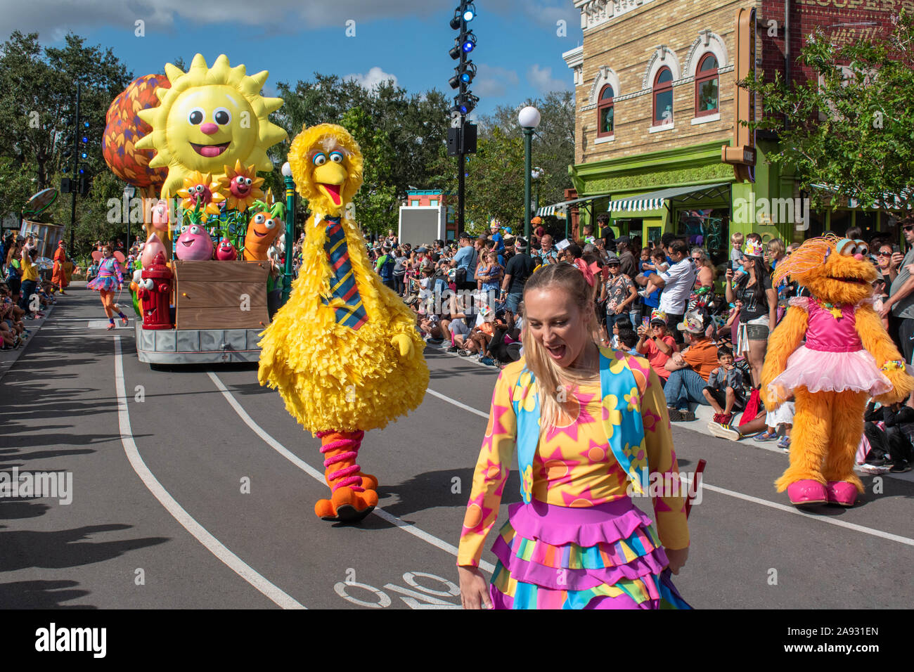 Sesame street theme park big bird hi-res stock photography and images ...