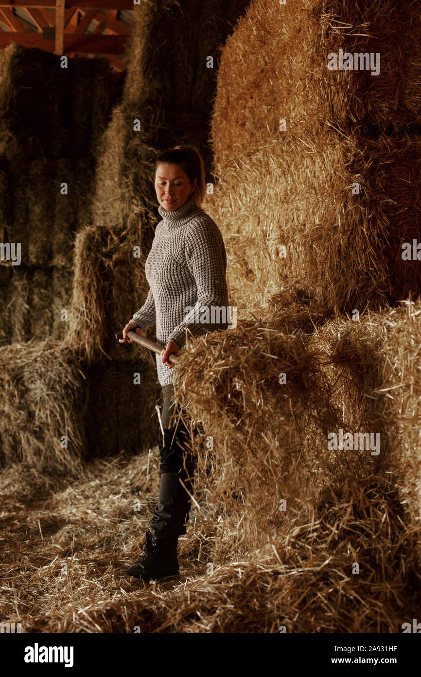 Farmer barn hay hi-res stock photography and images - Alamy