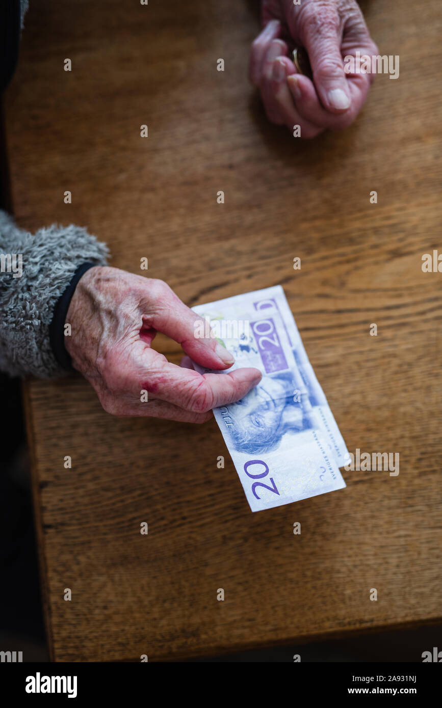 Hand holding banknotes hi-res stock photography and images - Alamy