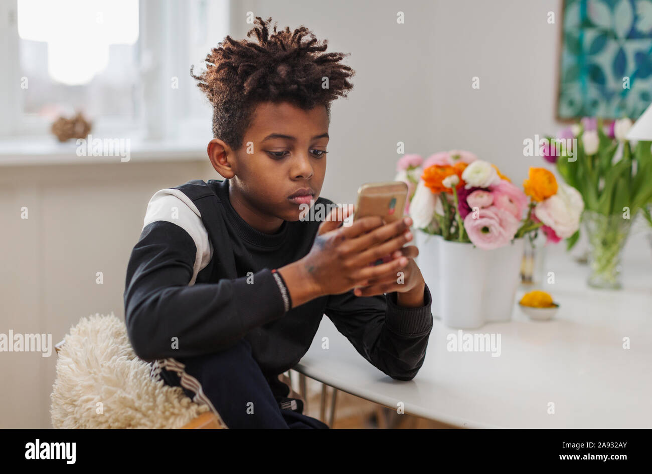 Child dark room phone hi-res stock photography and images - Alamy
