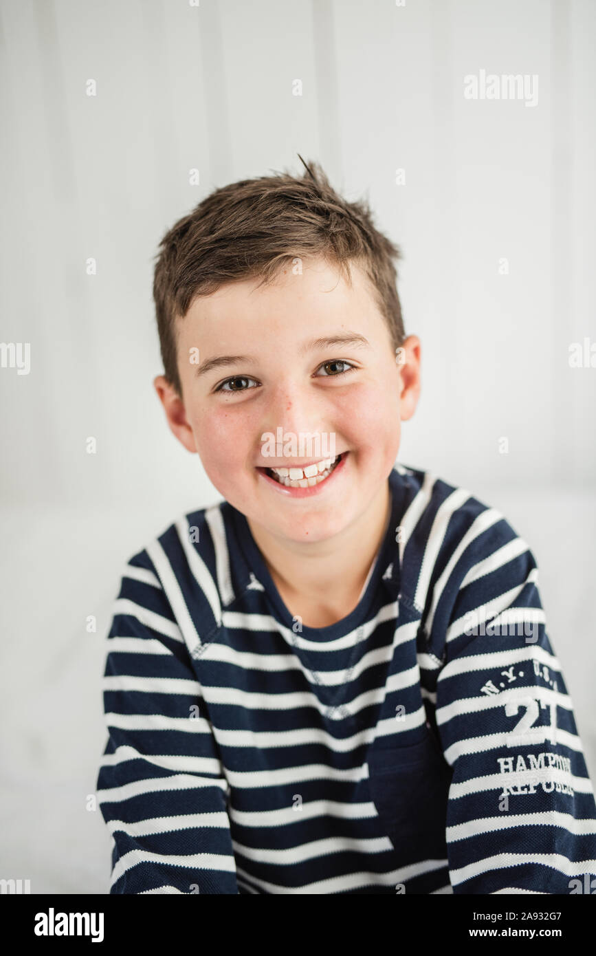 Happy boy looking hi-res stock photography and images - Alamy