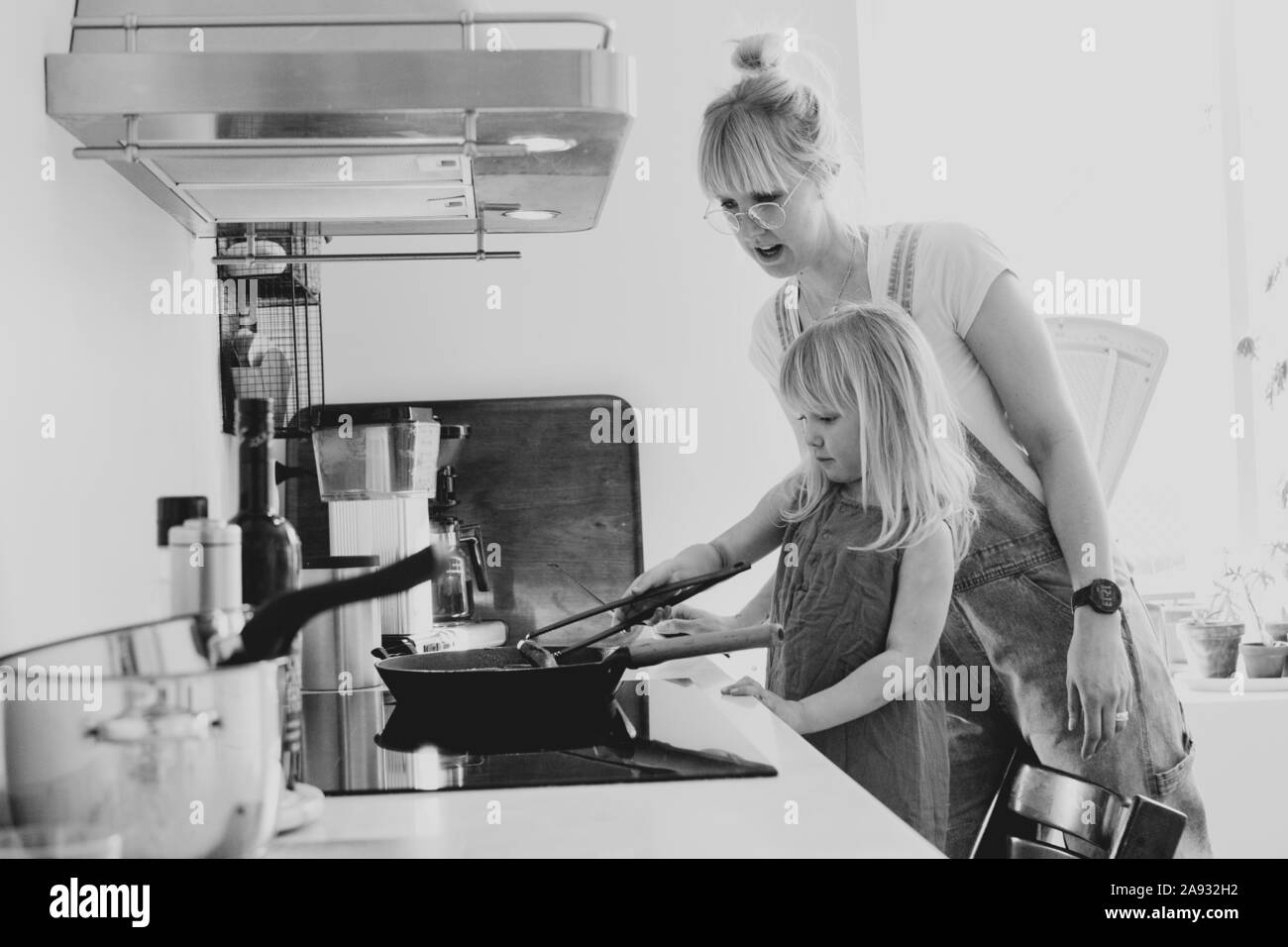 Woman pan kitchen Black and White Stock Photos & Images - Alamy