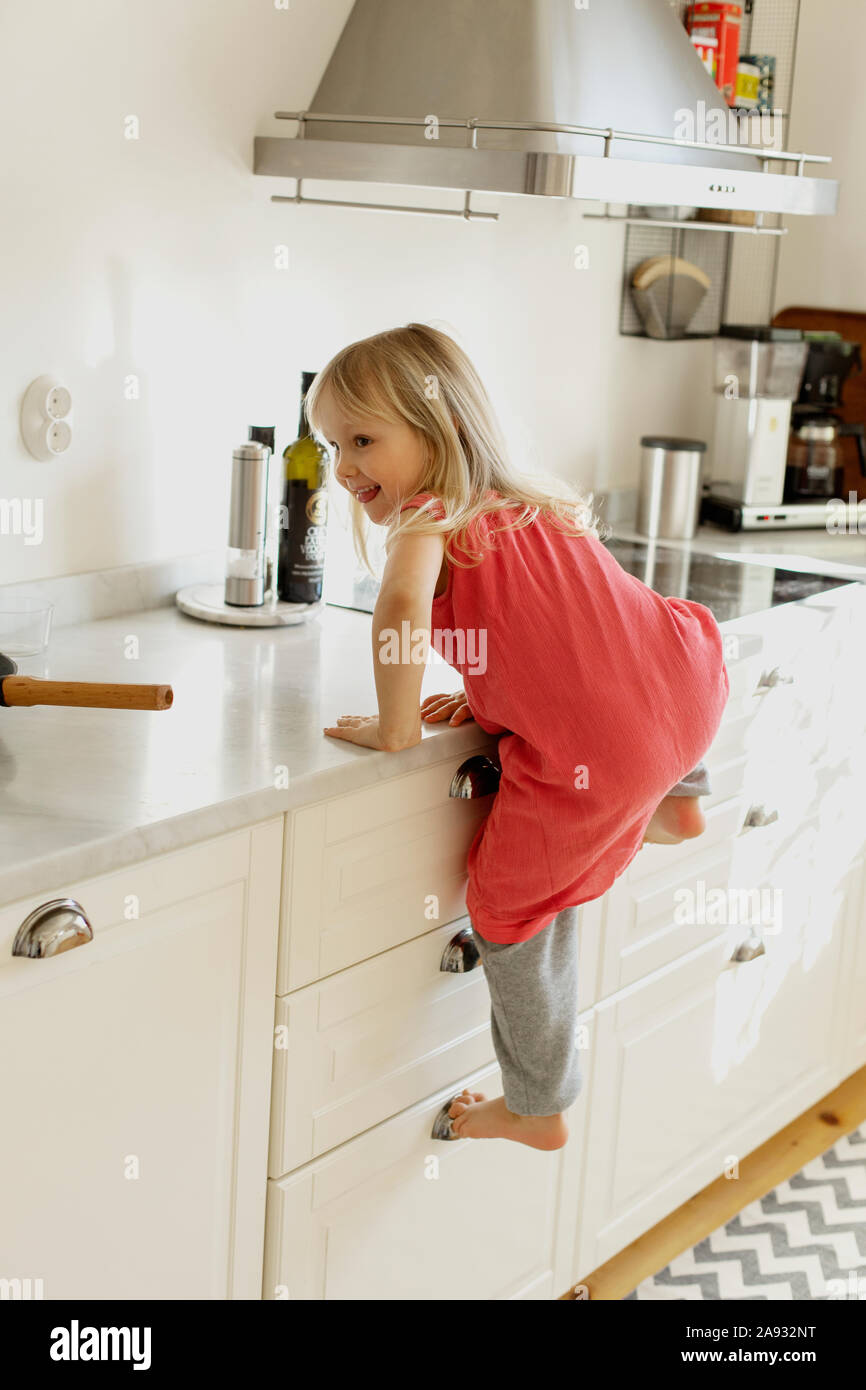 Kitchen domestic hi-res stock photography and images - Alamy