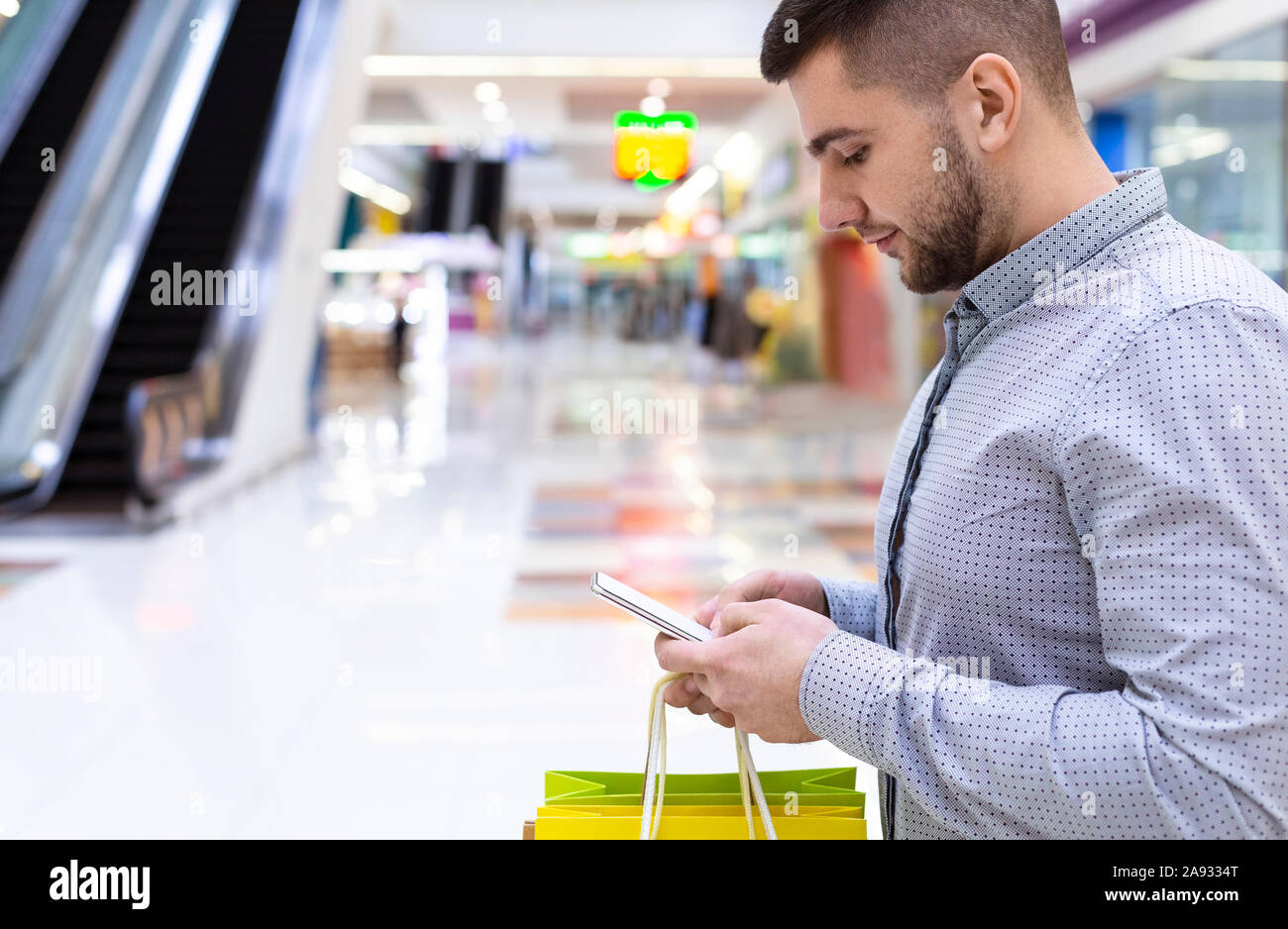Searching through her bag hi-res stock photography and images - Alamy