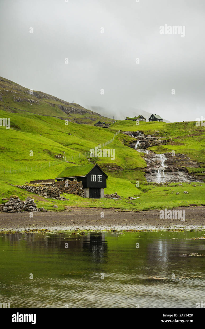 Reflection water building water's edge hi-res stock photography and ...