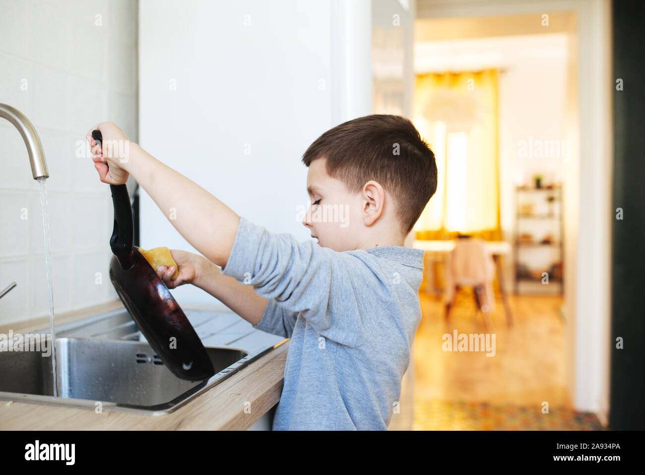 Child washing dishes hi-res stock photography and images - Alamy