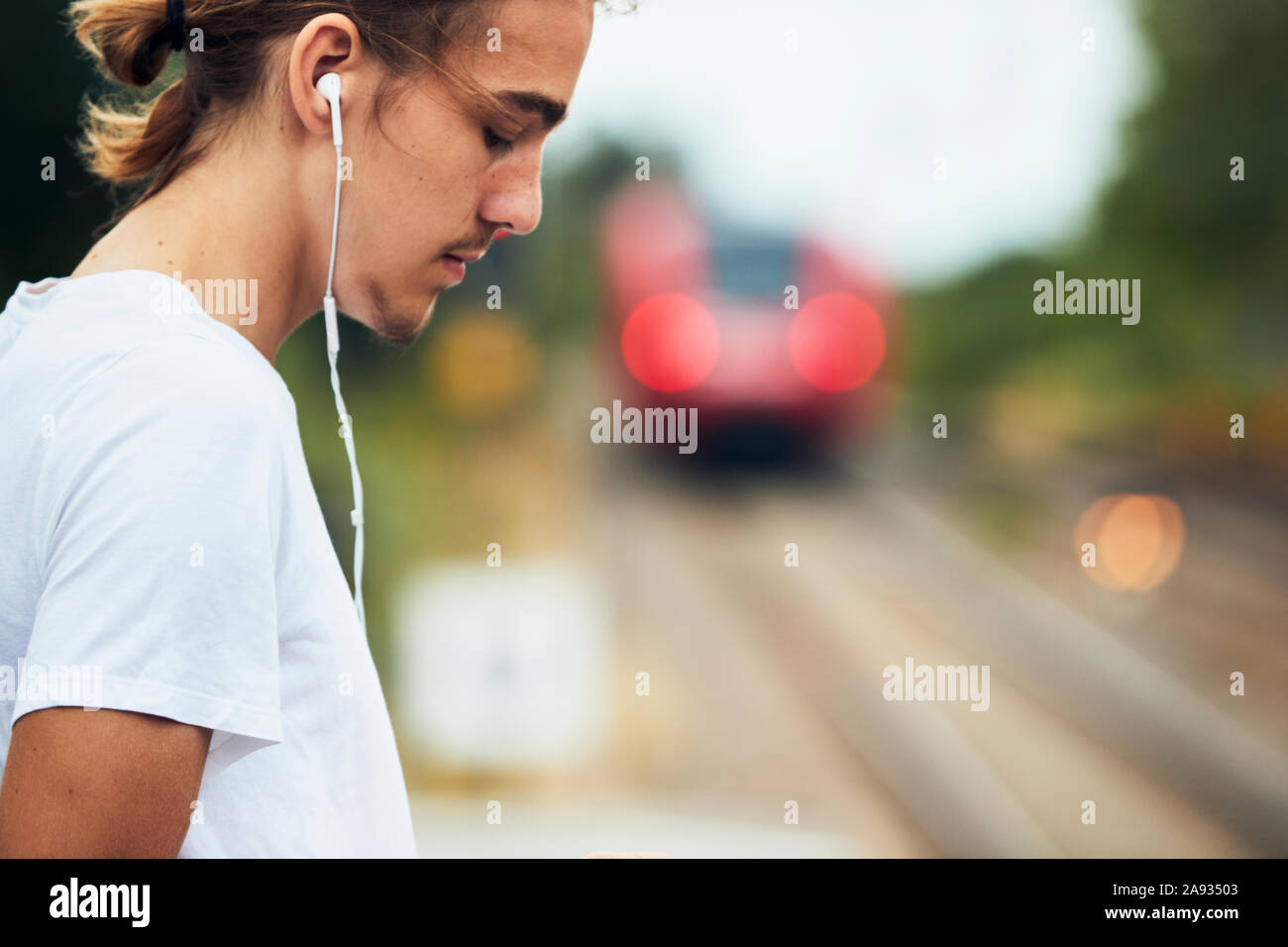 Commuter on train platform hi-res stock photography and images - Alamy