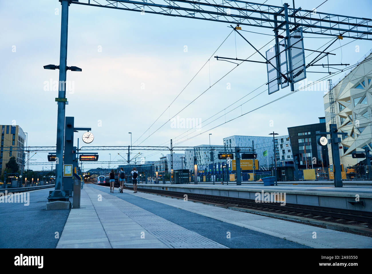 Train station platform Stock Photo - Alamy