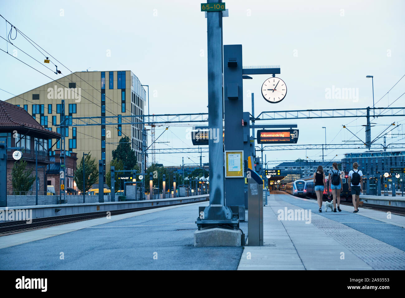 Train station platform Stock Photo - Alamy
