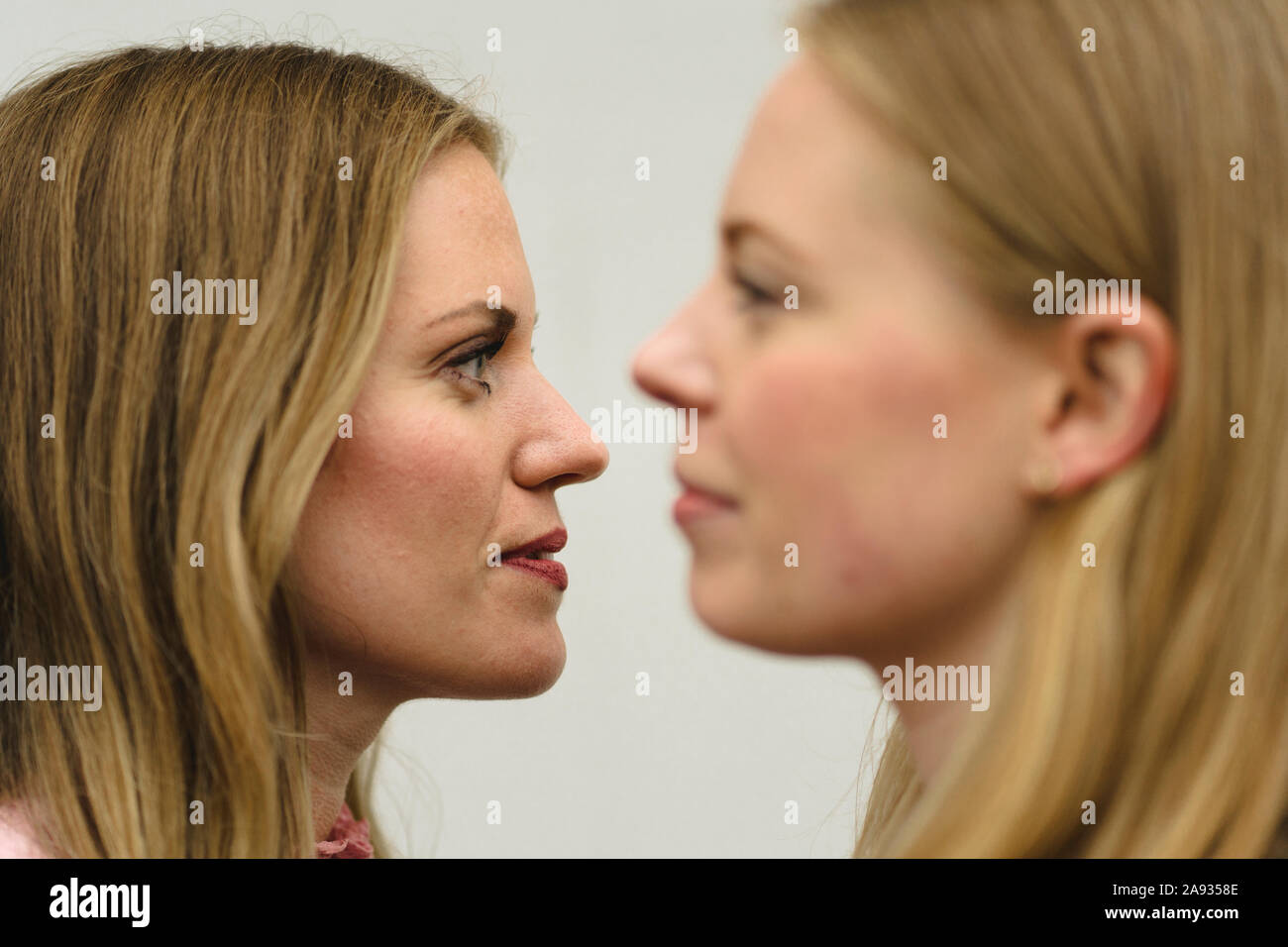 Head shoulders side profile hi-res stock photography and images - Alamy