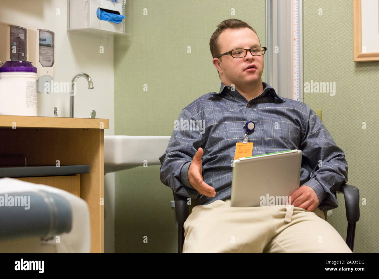 Aid worker hi-res stock photography and images - Alamy