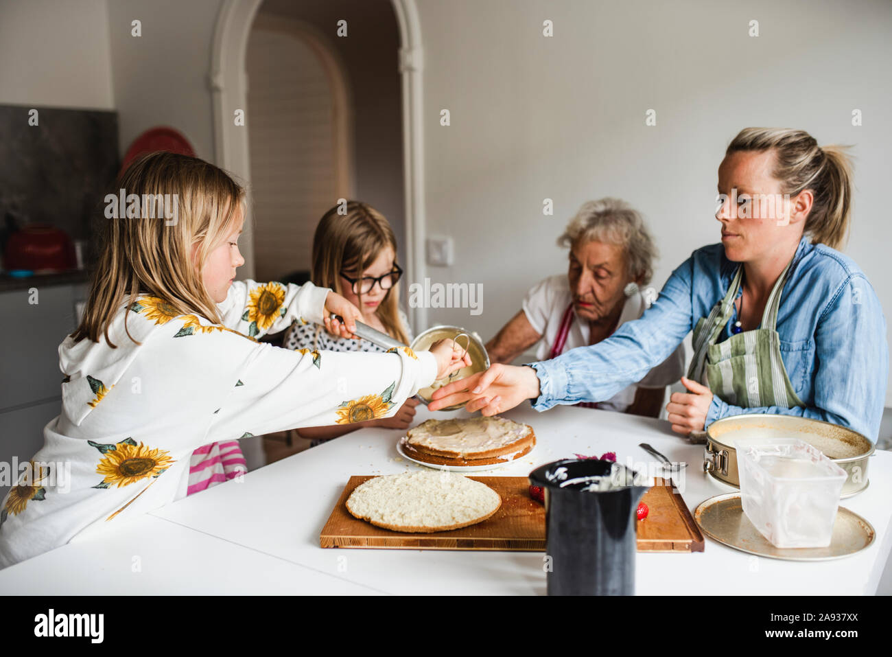 Mother and daughter cooking cake hi-res stock photography and images ...