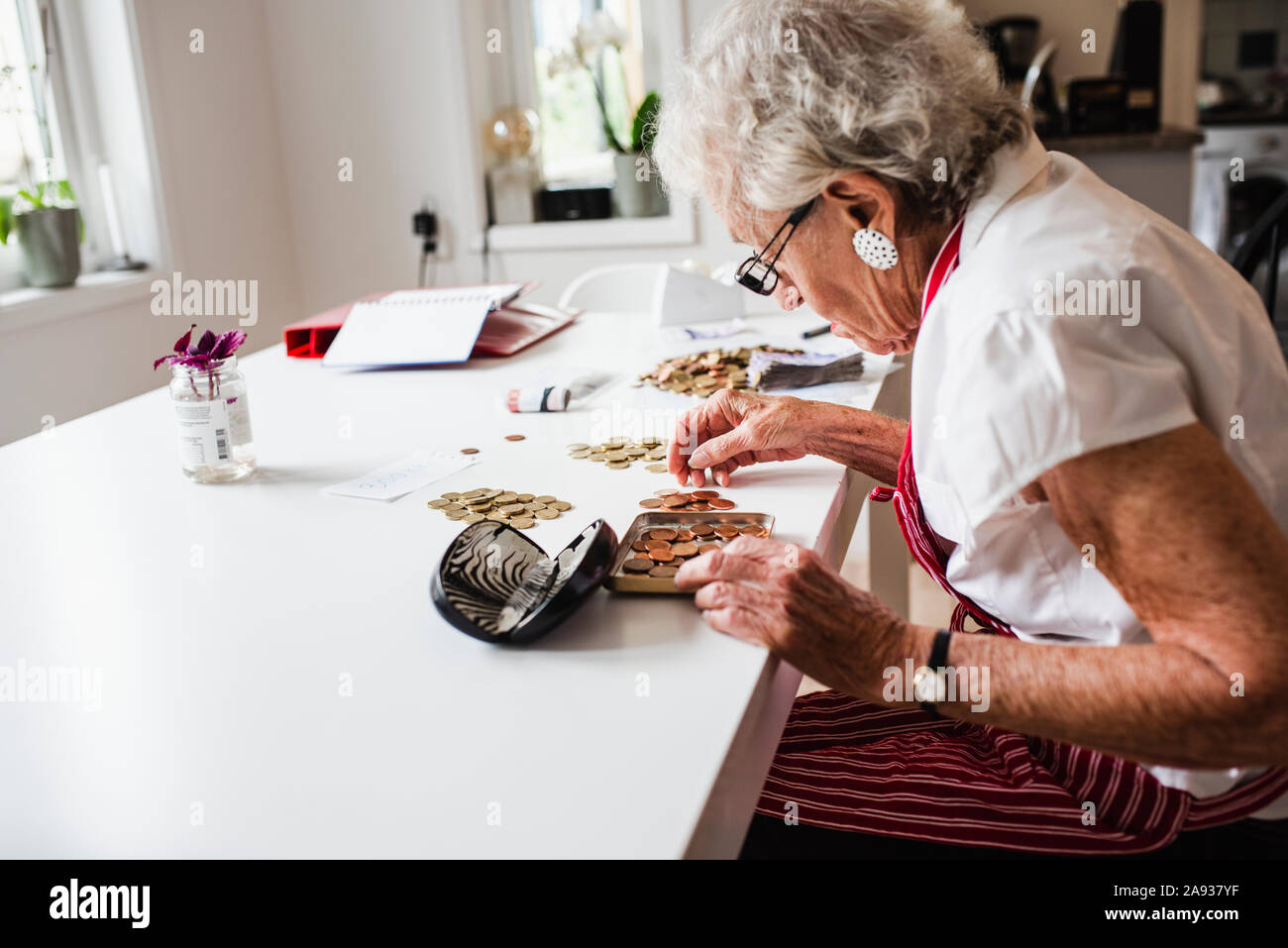 Old person counting coins hi-res stock photography and images - Alamy