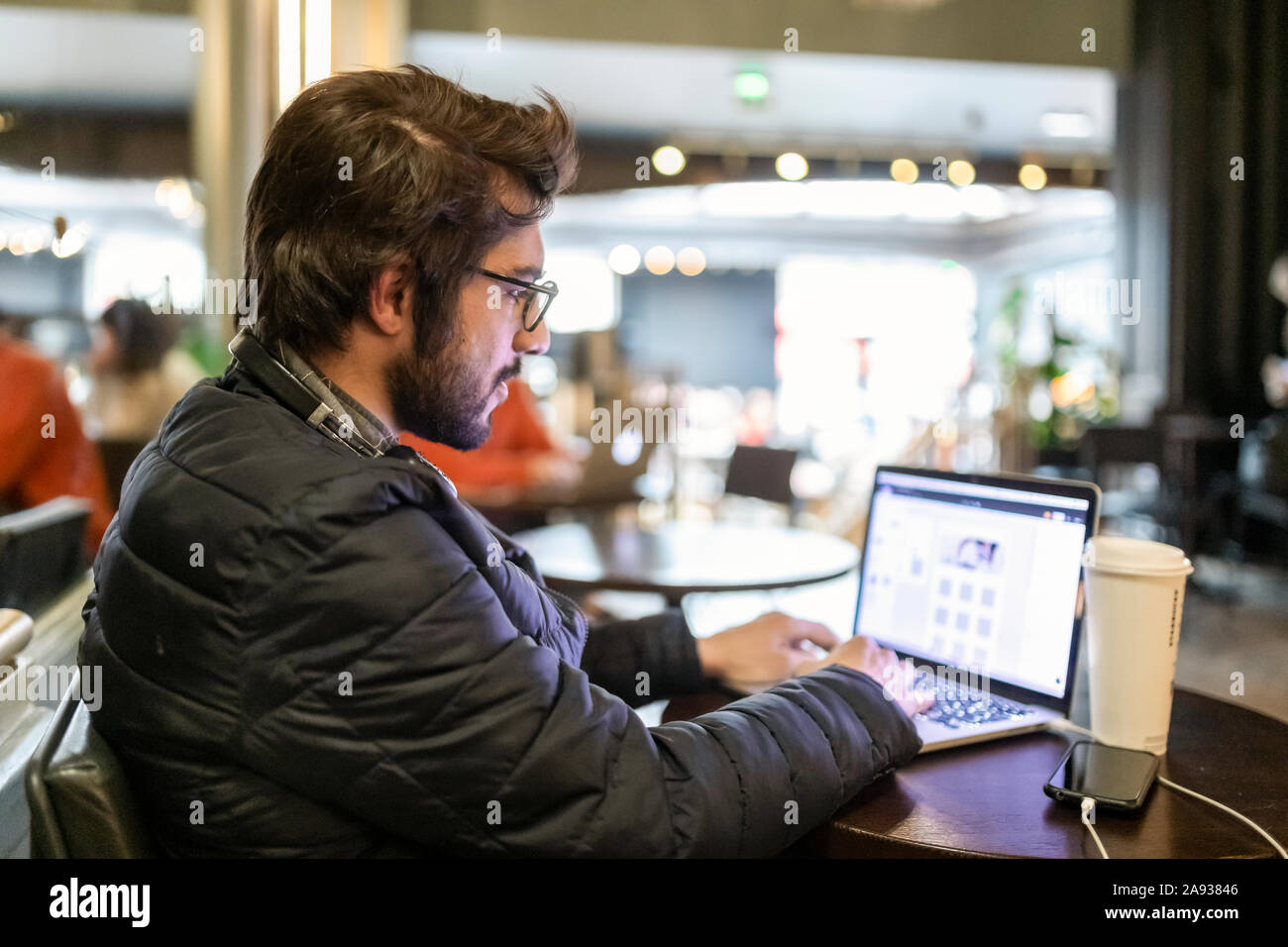 Laptop cafe paris hi-res stock photography and images - Alamy