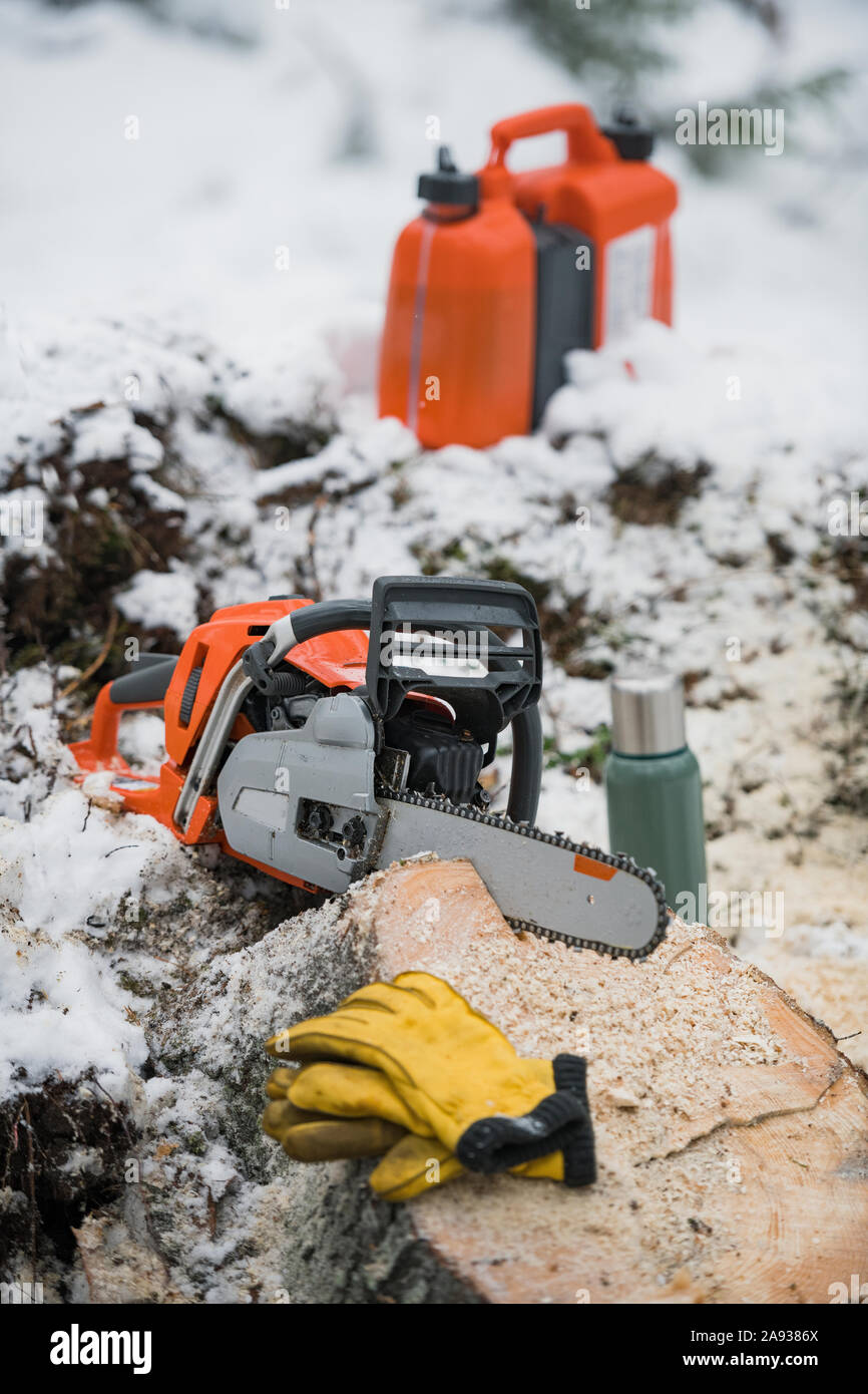 Chainsaw hi-res stock photography and images - Alamy