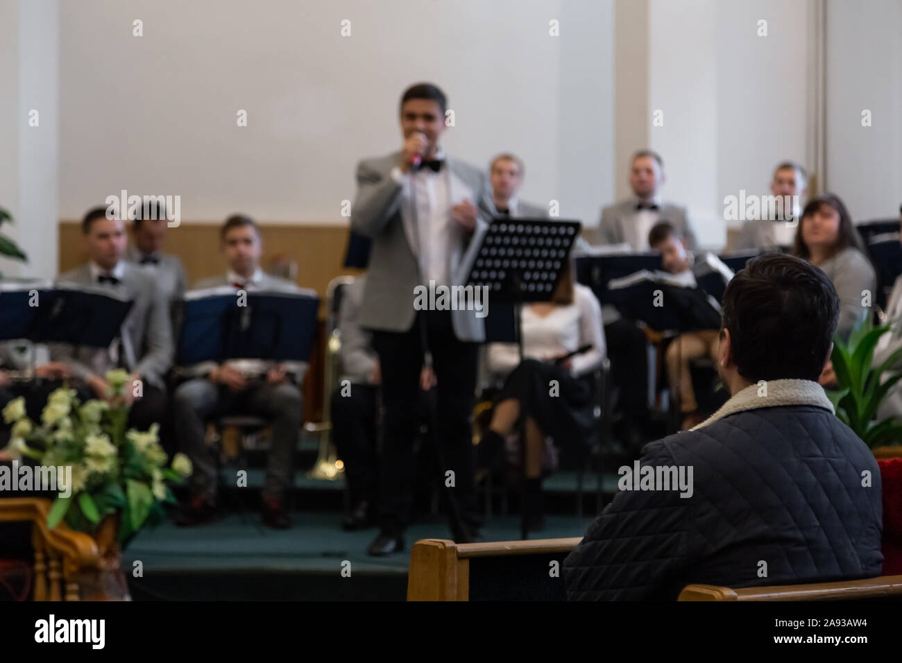 Singing solo hi-res stock photography and images - Alamy