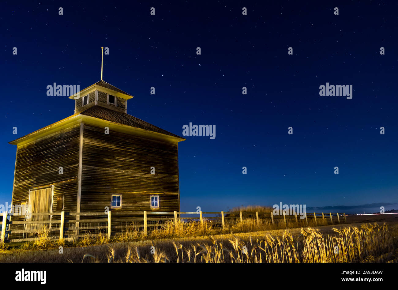 Night farm barn hi-res stock photography and images - Alamy