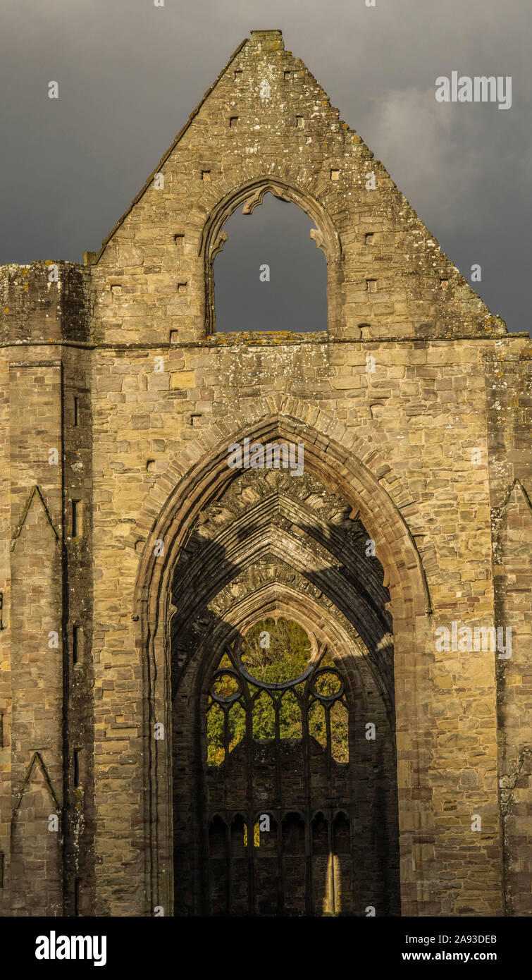 Dark gothic architecture hi-res stock photography and images - Alamy