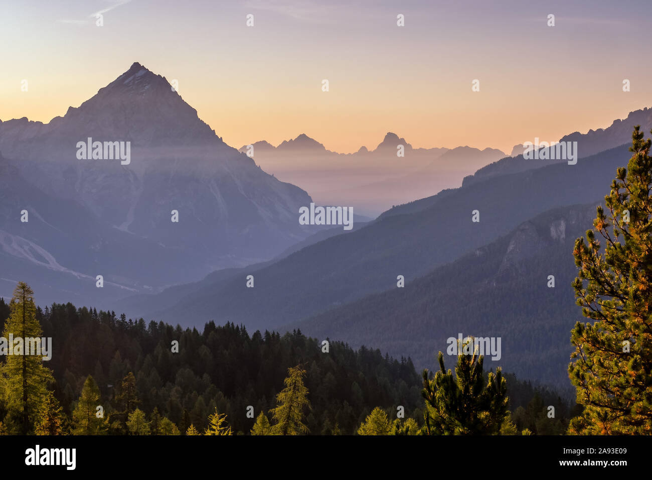 Sunrise over alpine peaks and The Tofane Group in the Dolomites, Italy ...