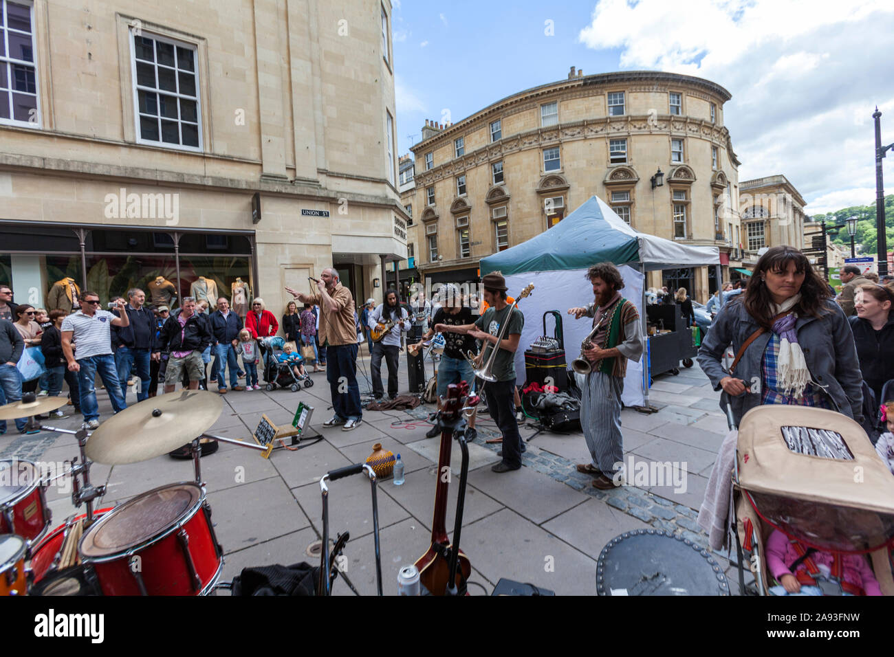 Group buskers hi-res stock photography and images - Alamy