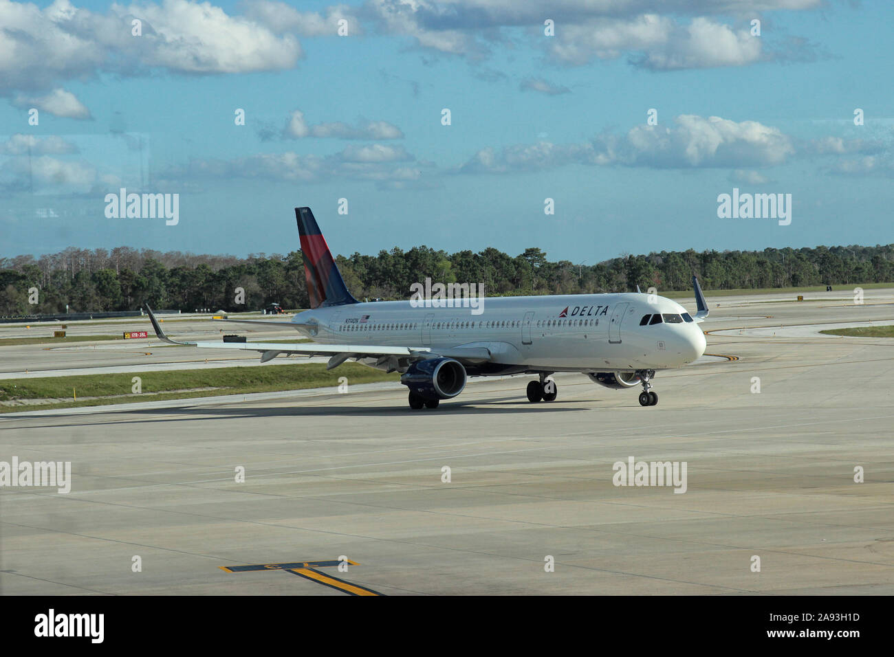 Delta Air Lines Airbus A321 N314DN taxying Stock Photo - Alamy