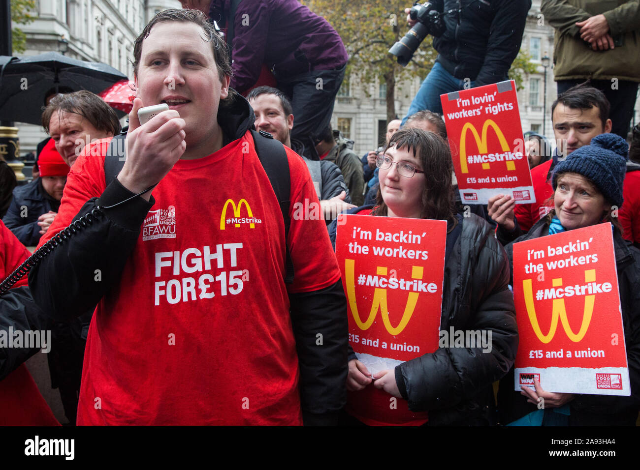 Mcdonalds worker 2019 hi-res stock photography and images - Alamy