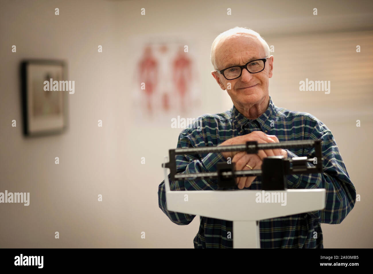 Man weighing himself on the scales hi-res stock photography and images ...