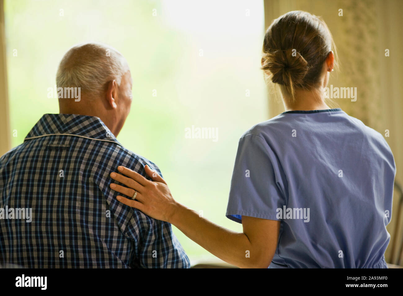 Hand on back caring hi-res stock photography and images - Alamy
