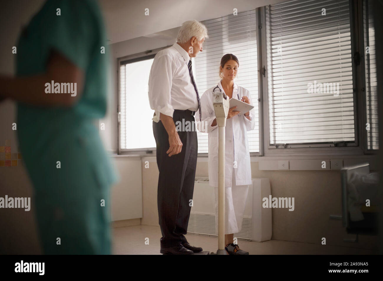 Person patient scale weighing hi-res stock photography and images - Alamy