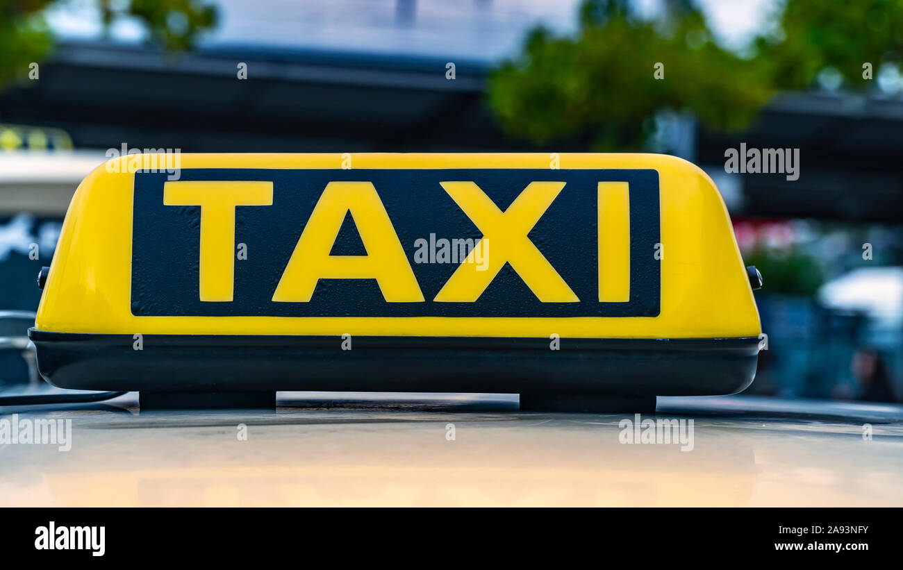 Yellow Taxi Sign on top of a car in detail Stock Photo - Alamy