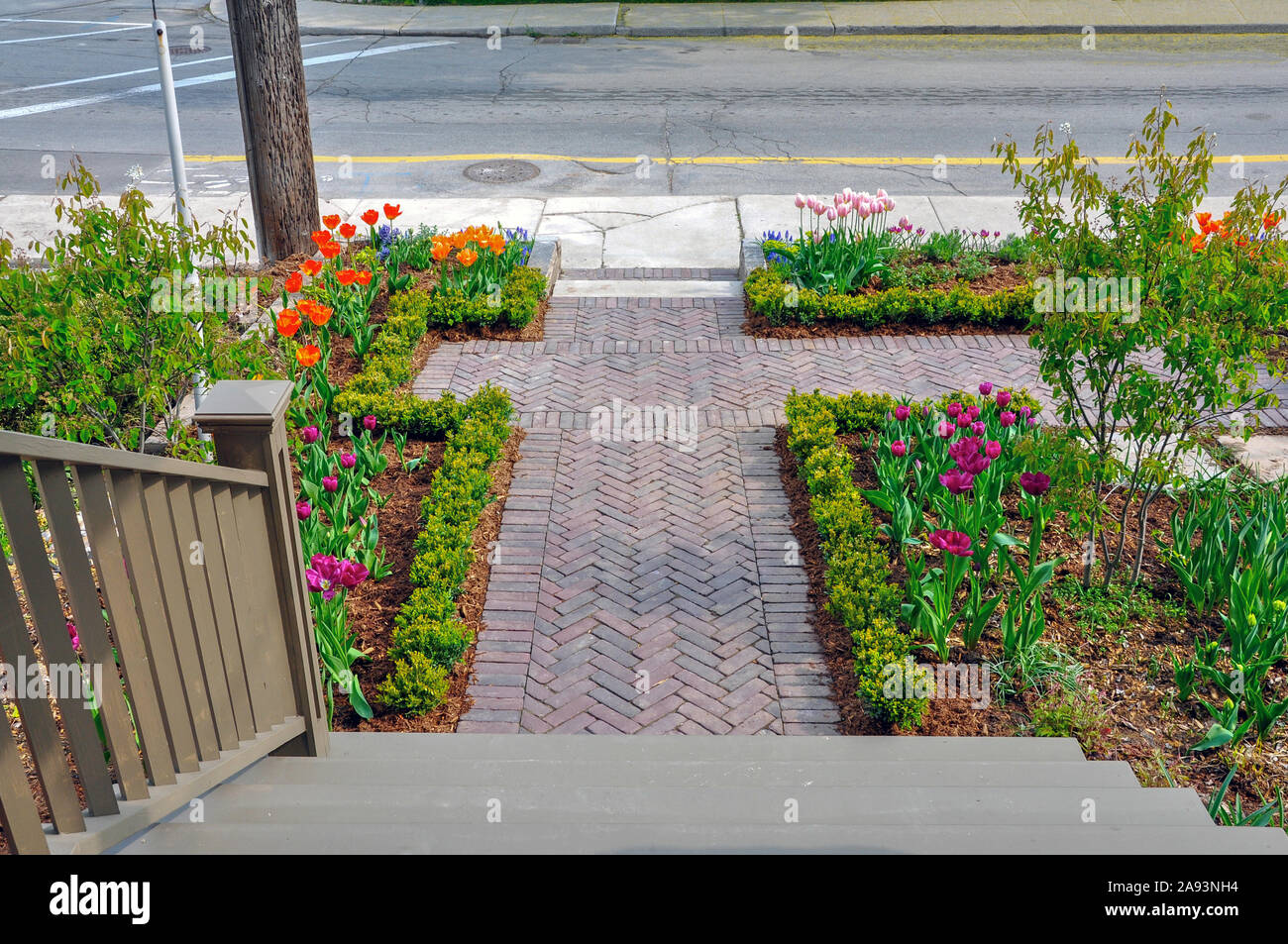 Front yard edging hi-res stock photography and images - Alamy