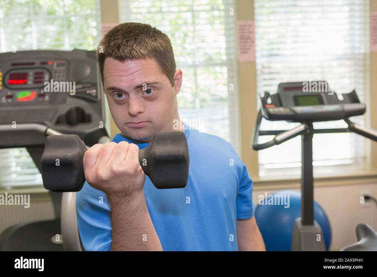 Man weightlifting home hi-res stock photography and images - Alamy