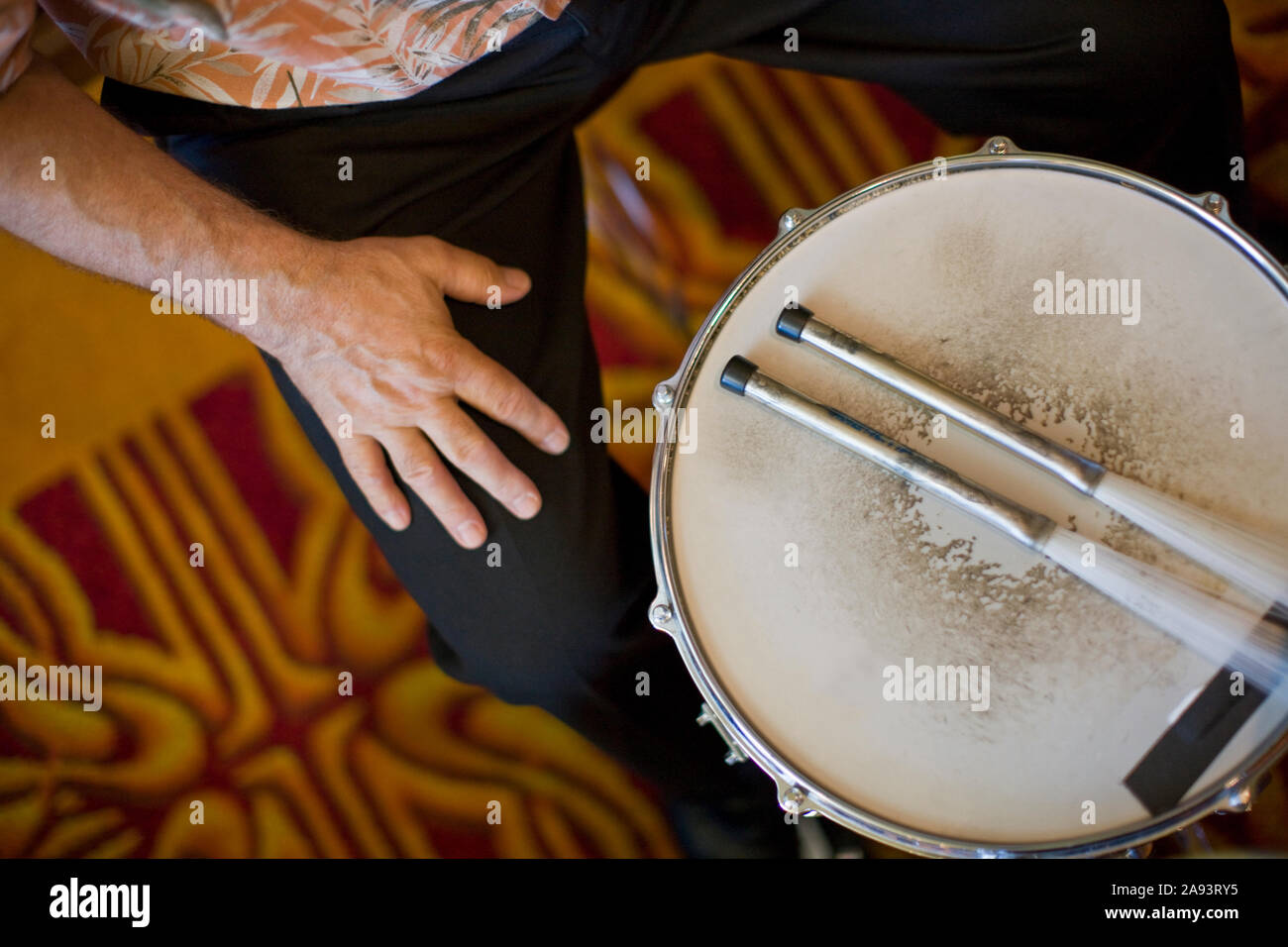 Man drum men drums hi-res stock photography and images - Alamy