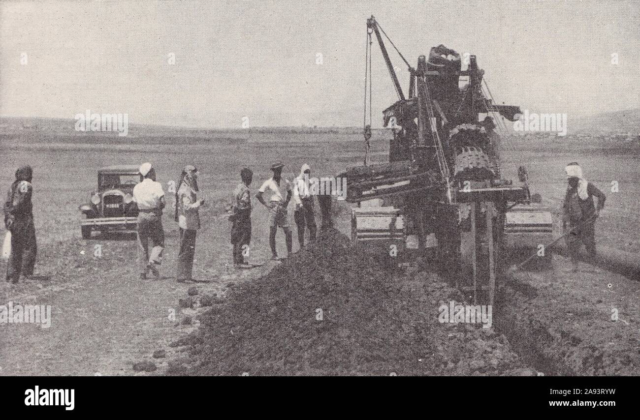 1930s working on oil pipeline hi-res stock photography and images - Alamy