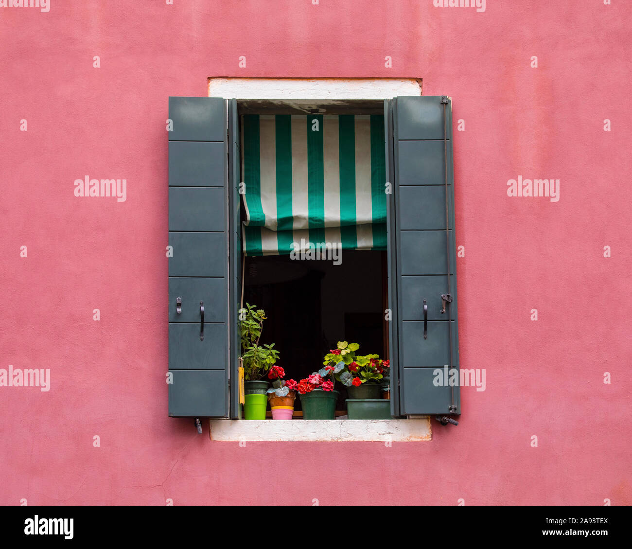Flower pots window ledge hi-res stock photography and images - Alamy