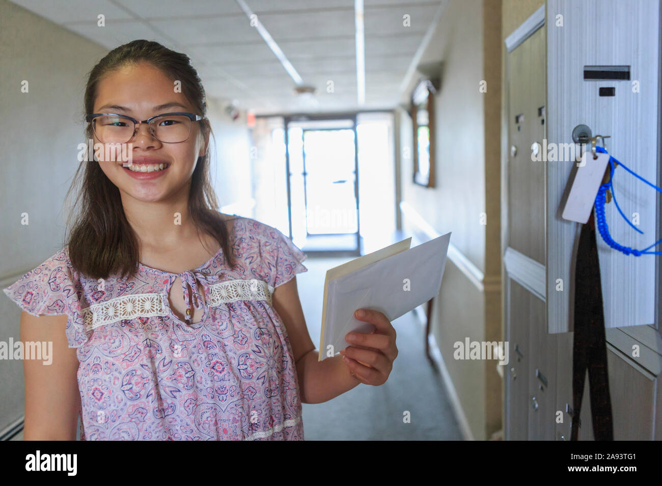Girls and mailbox hi-res stock photography and images - Alamy