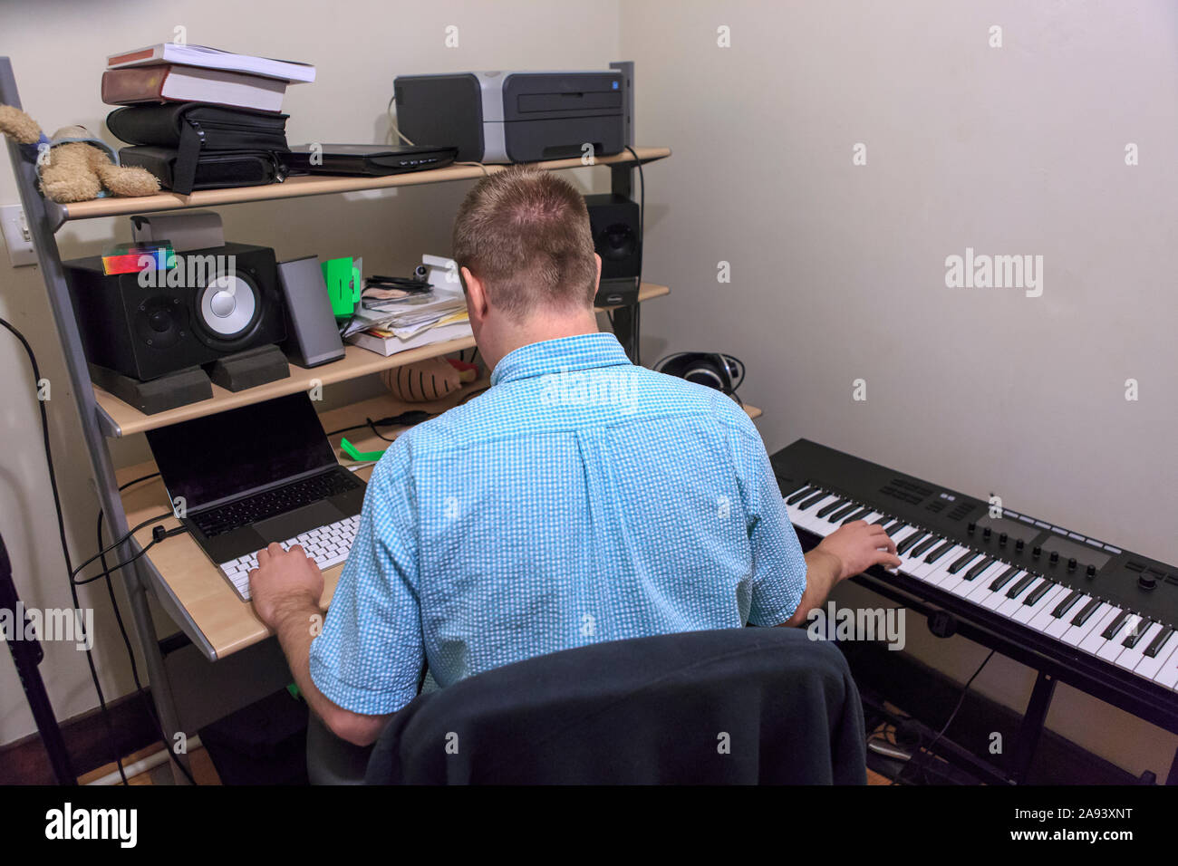 Horizontal view of keyboard hi-res stock photography and images - Alamy