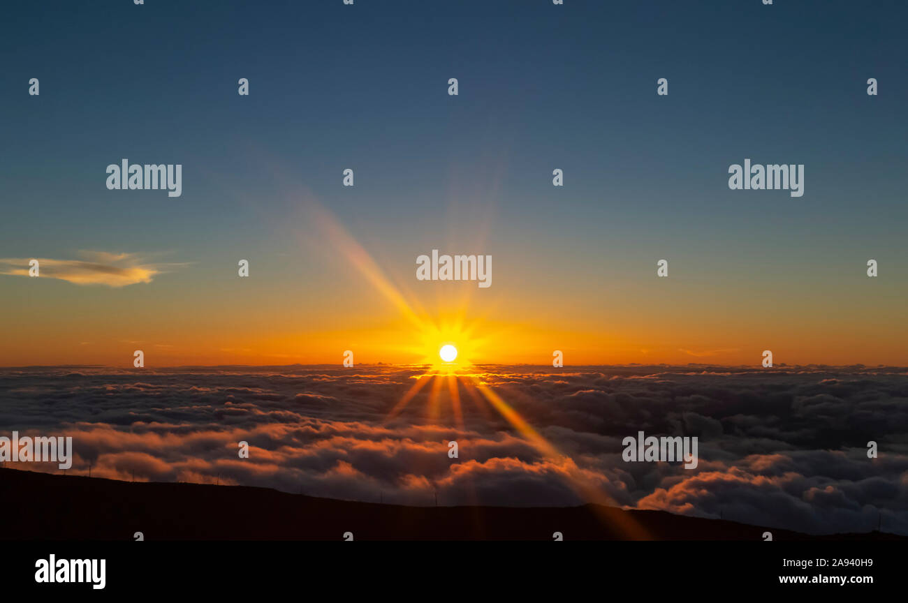 Golden sun rays hi-res stock photography and images - Alamy