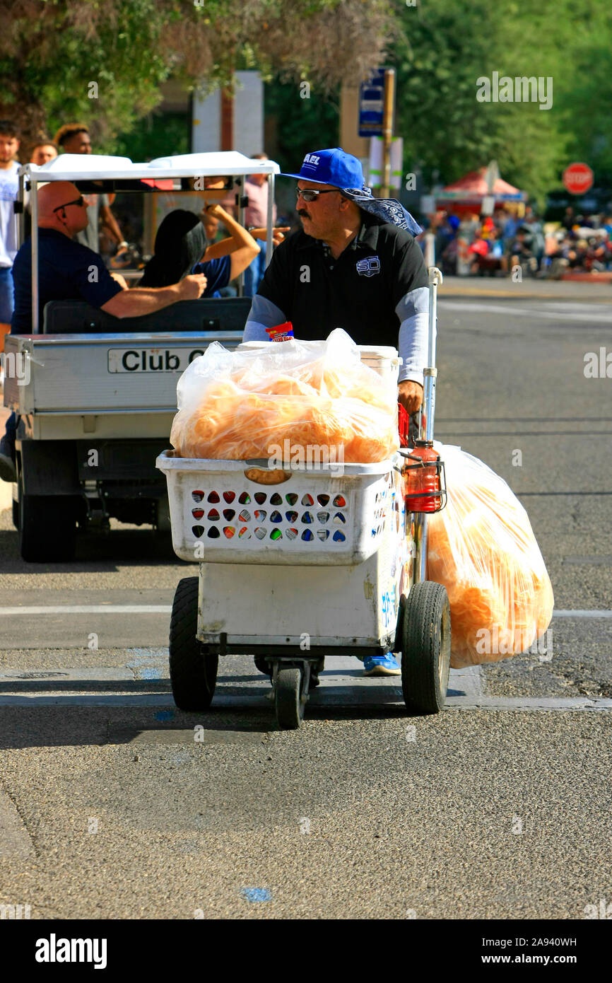 Vendor popcorn hi-res stock photography and images - Alamy