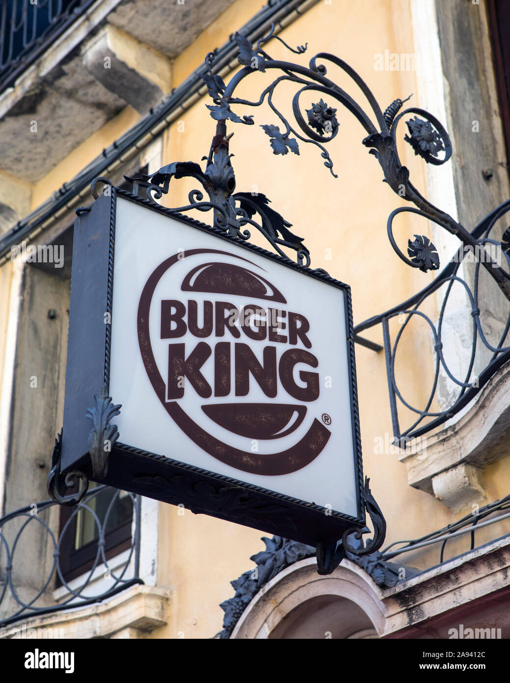Burger king logo vintage hi-res stock photography and images - Alamy