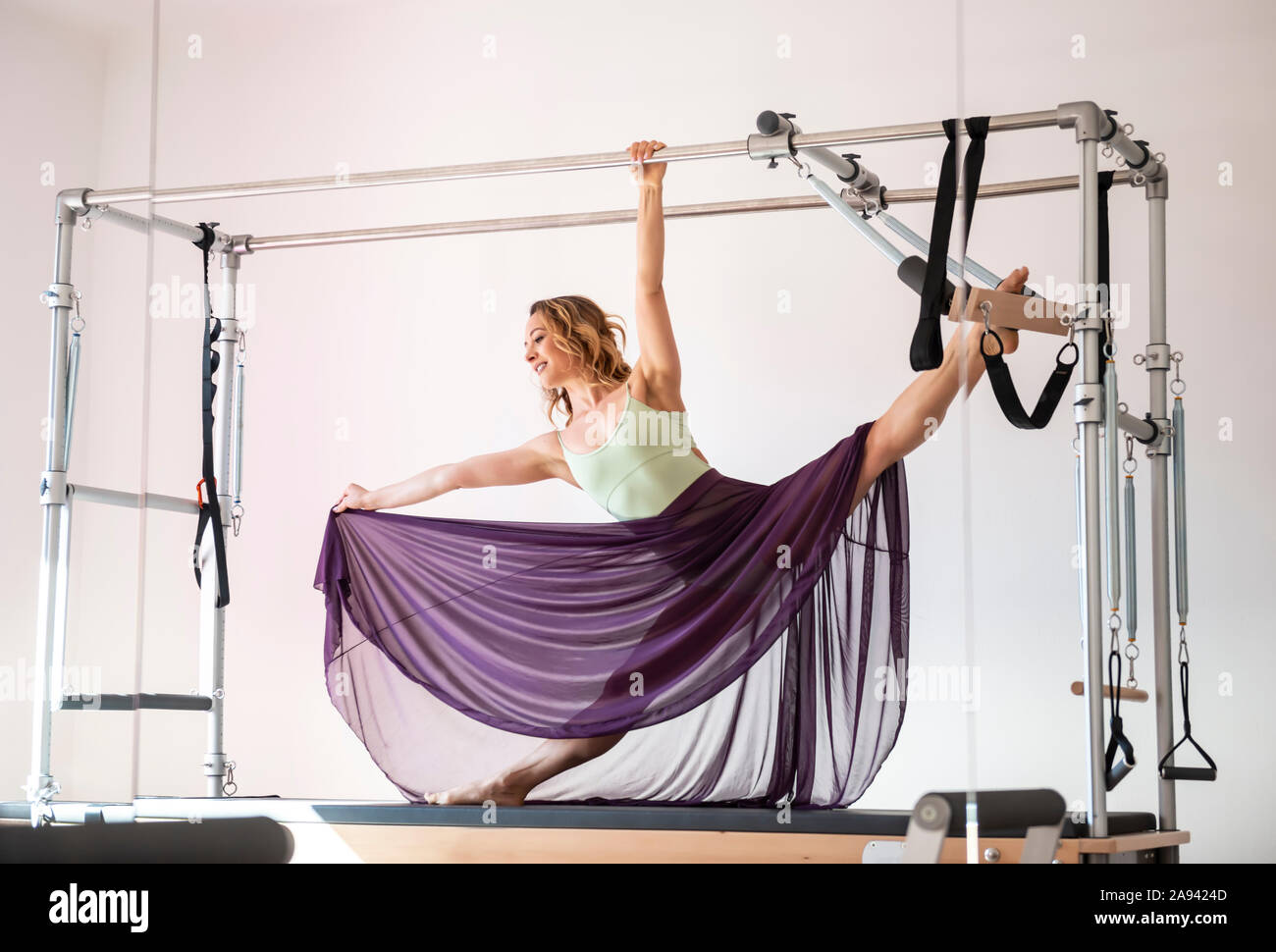 Dancing stretching hi-res stock photography and images - Alamy