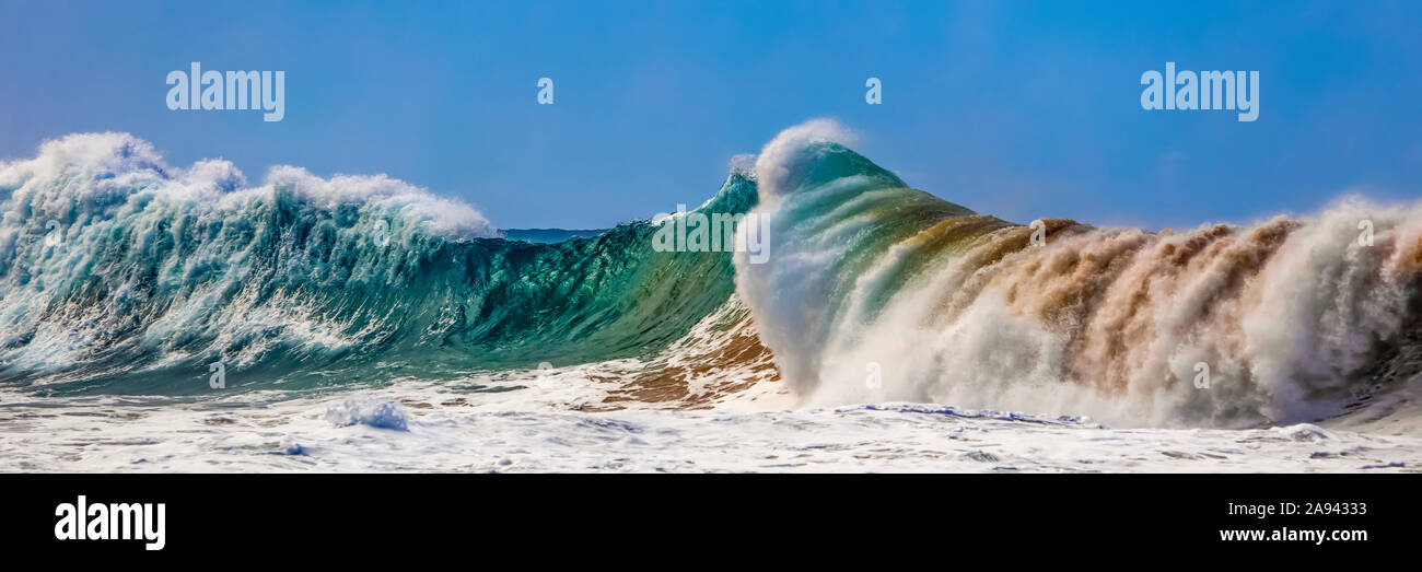 Tropical ocean wave crashing and splashing, Na Pali Coast; Kauai ...