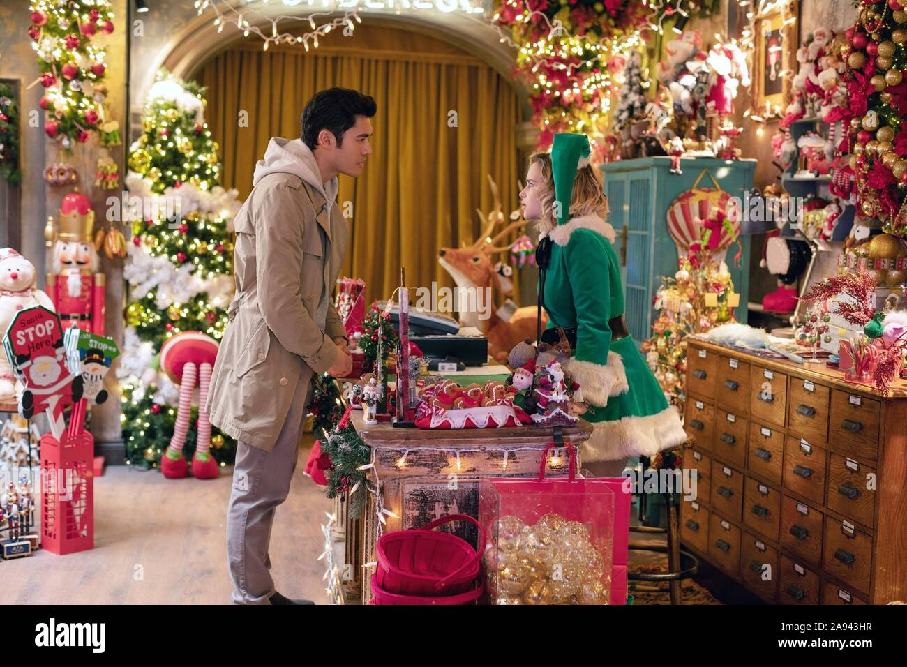 LAST CHRISTMAS, from left: Henry Golding, Emilia Clarke, 2019. ph ...