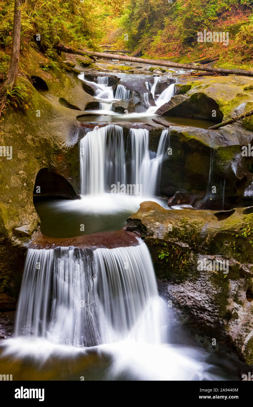 Water flowing over rock ledge hi-res stock photography and images - Alamy