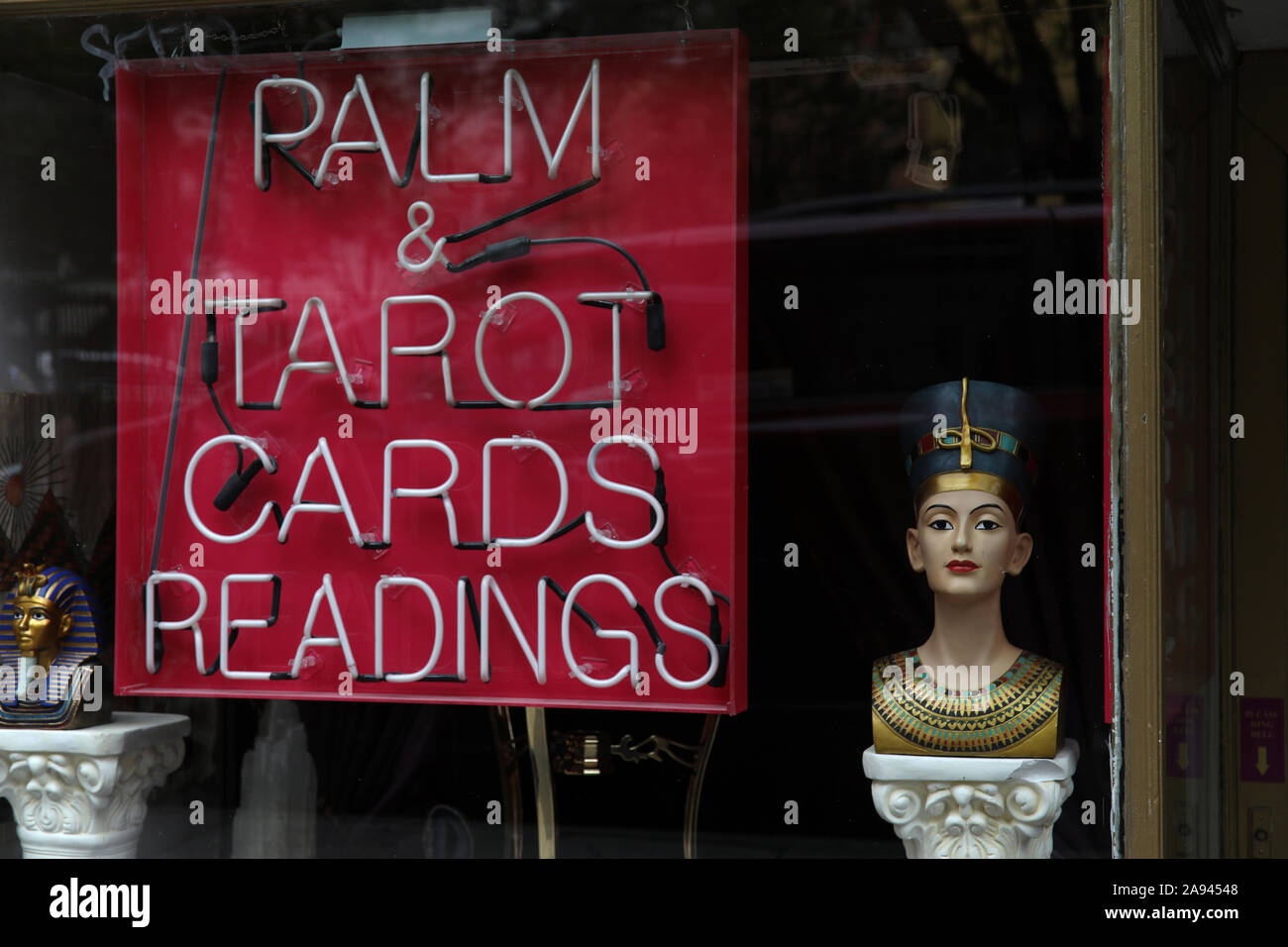 Tarot readings hi-res stock photography and images - Alamy
