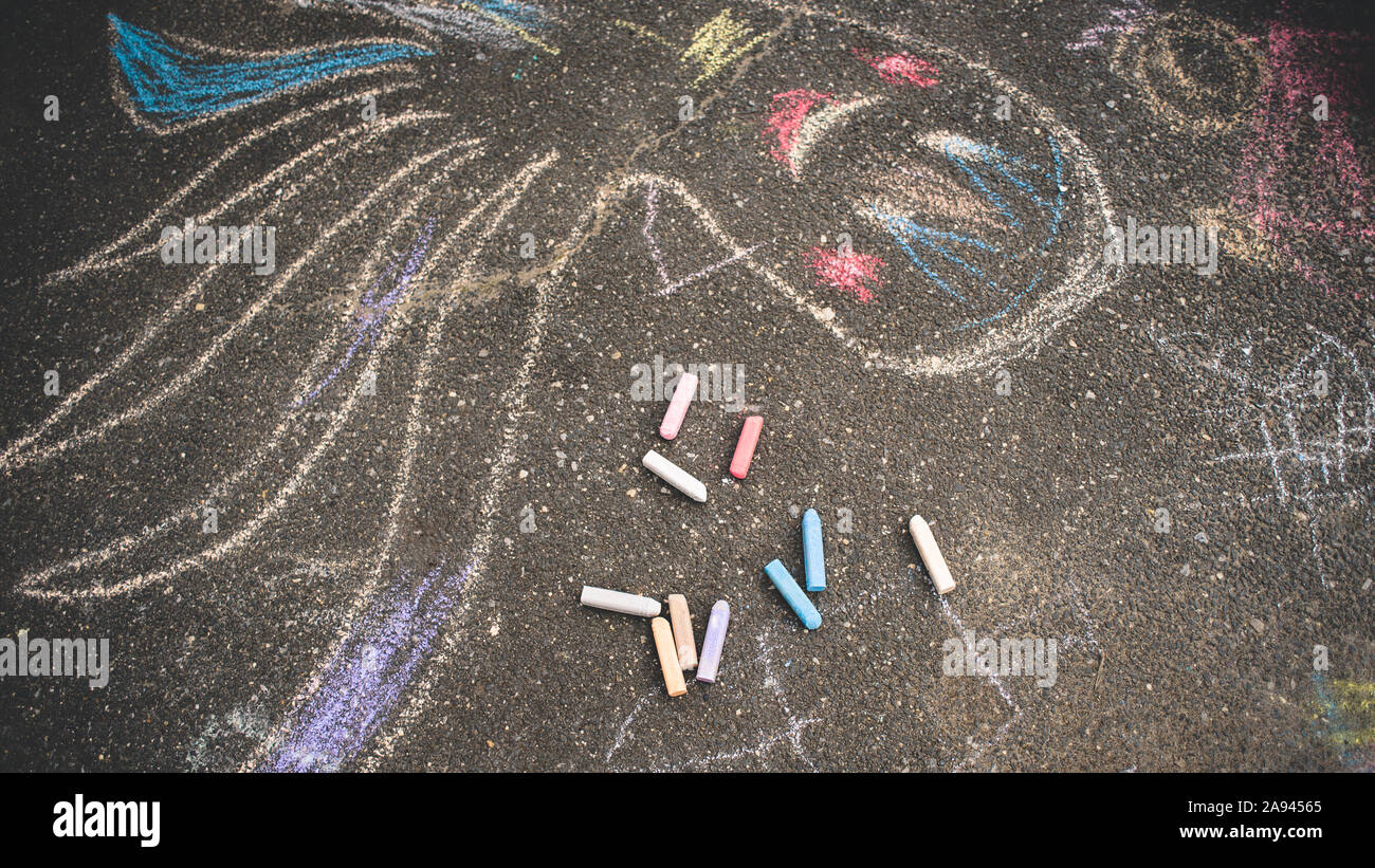 Chalk drawing children's hi-res stock photography and images - Alamy