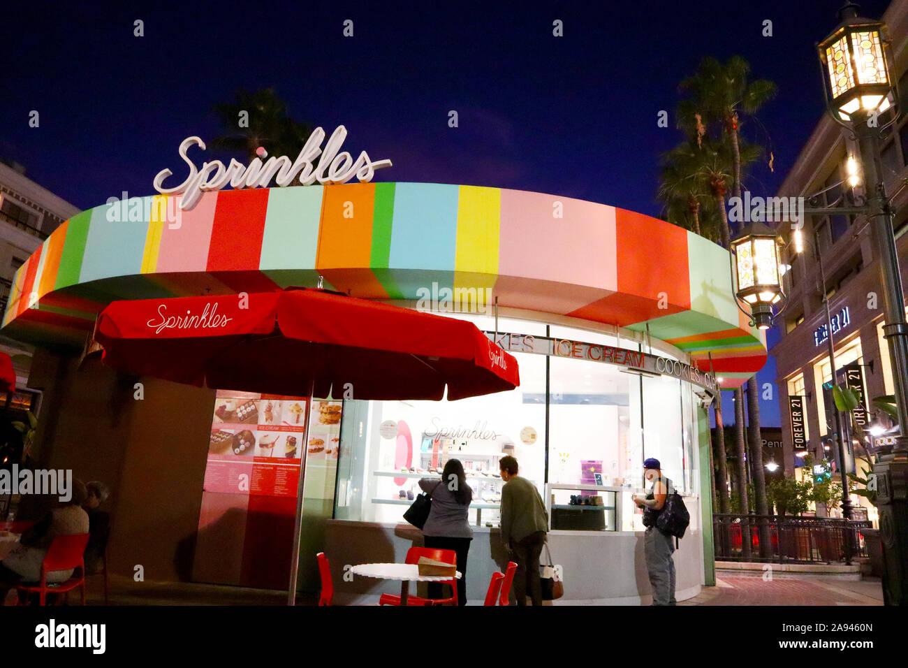Sprinkles cupcake atm hi-res stock photography and images - Alamy