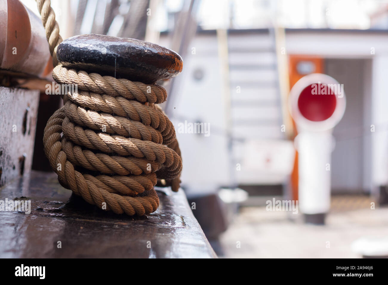 ships bollard and rope Stock Photo - Alamy